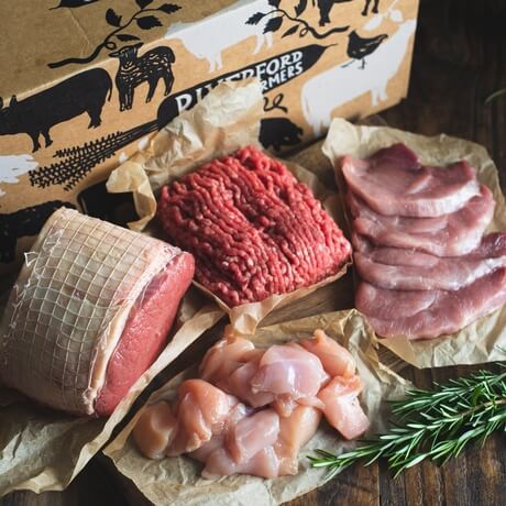 Organic Large everyday meat box / Riverford