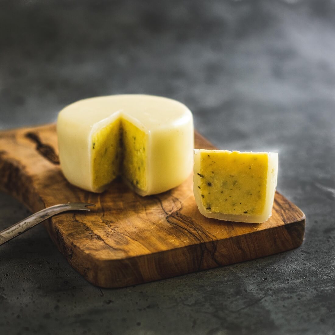 Organic Caws Cenarth cheddar with leeks 200g / Riverford