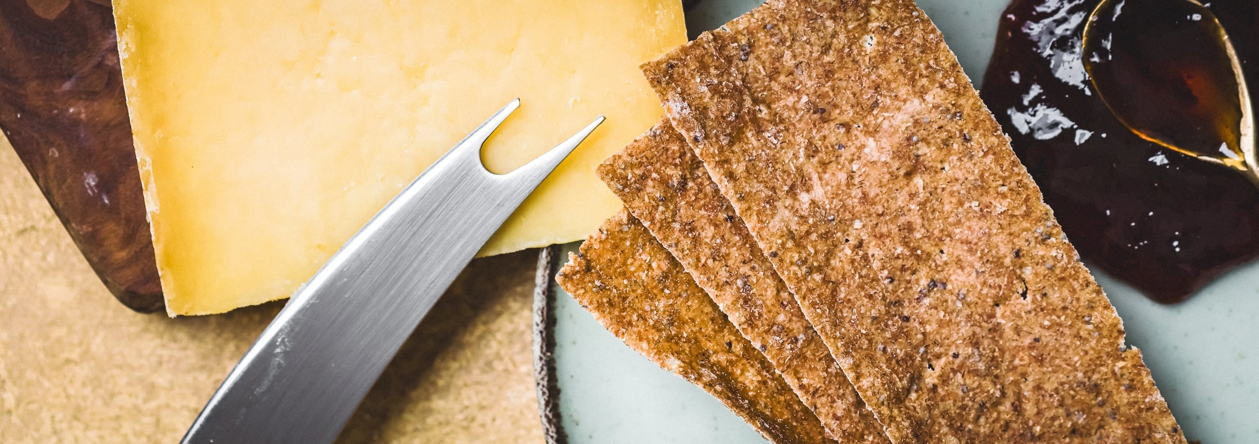 Organic Dark rye sourdough crackers 75g / Riverford