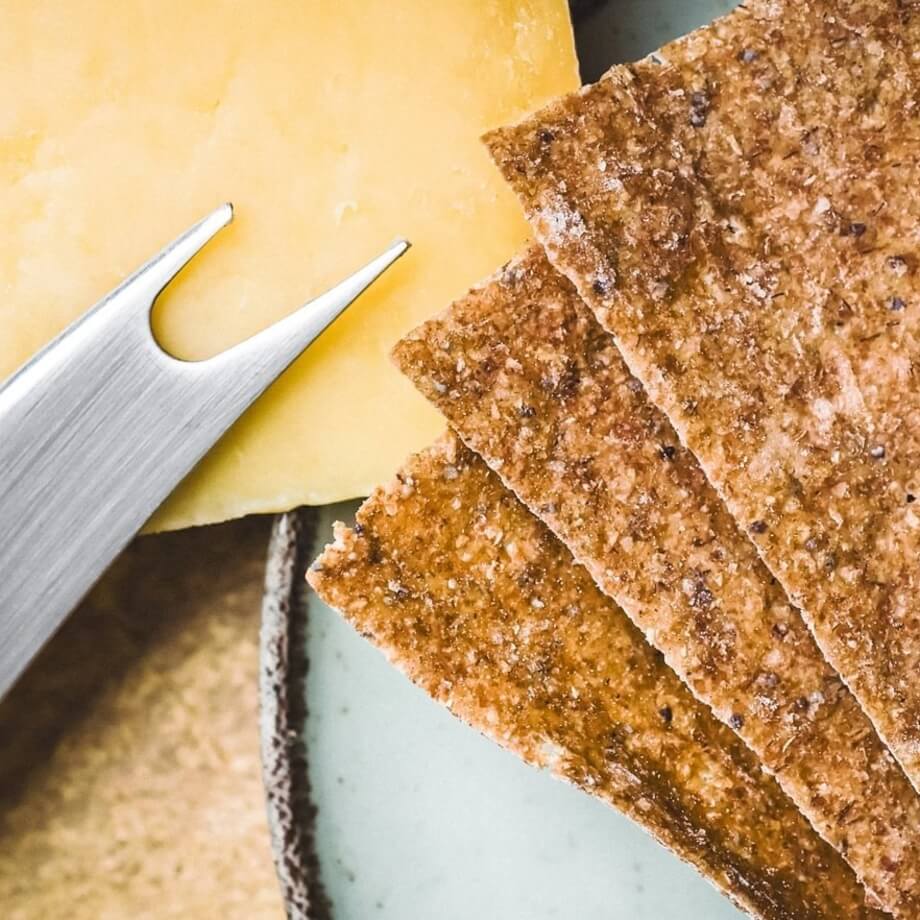 Organic Dark rye sourdough crackers 75g / Riverford